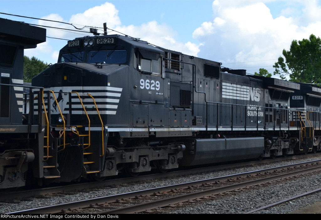 NS C40-9W 9629 trails on 21M